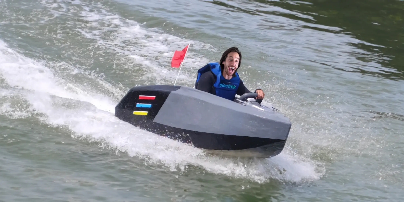 Low Cost One Seater Mini Electric Jet Boat Puts Big Thrills In A Tiny Package Evearly News English